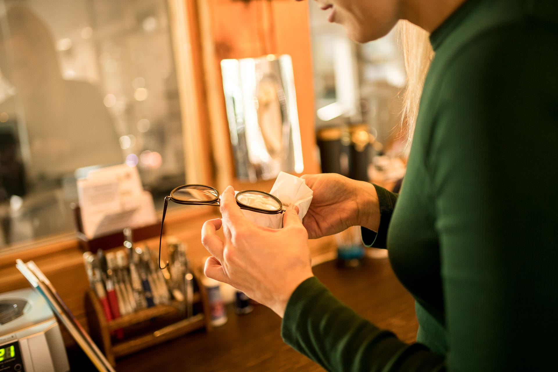 Brillengläser pflegen – So geht's richtig - OPTIKSTUDIO noll | ehem ...